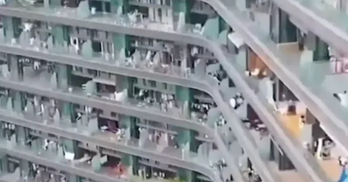 A Look Inside an Apartment Block That Houses Over 20,000 Residents in a ...