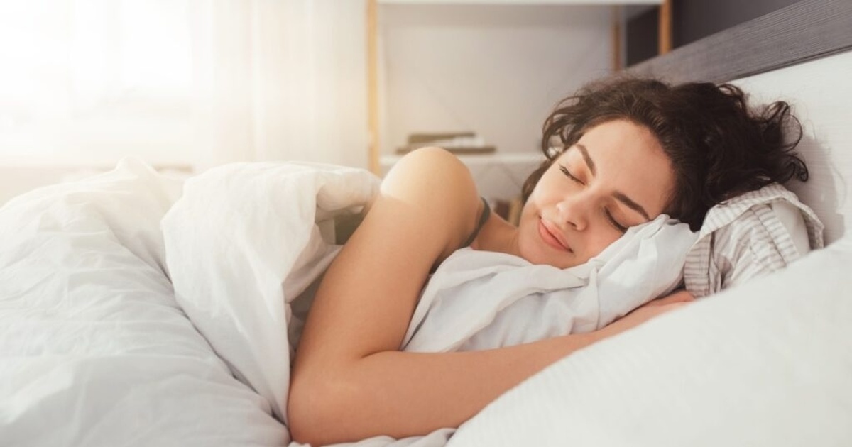 9 Reasons Why You Should Be Sleeping N aked, According to Science ...