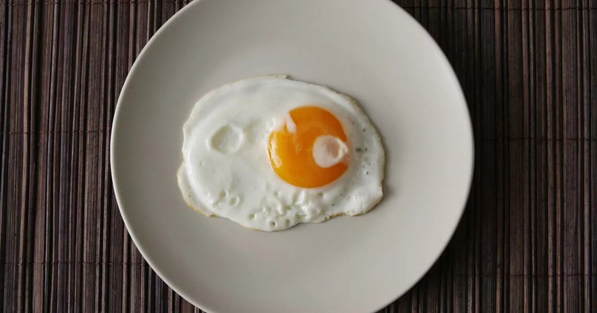Chef’s simple hack for frying eggs without using any oil - or a pan ...