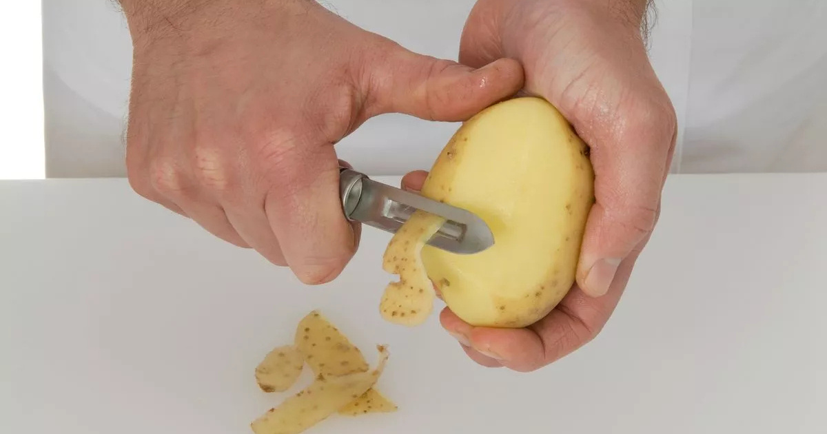 Man leaves people drooling with his giant roast potato recipe - Yohanpost