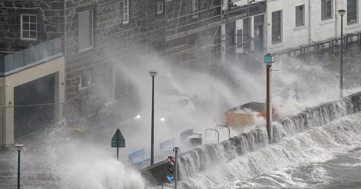 Storm Darragh sparks 560-mile rare Met Office amber ‘danger to life ...