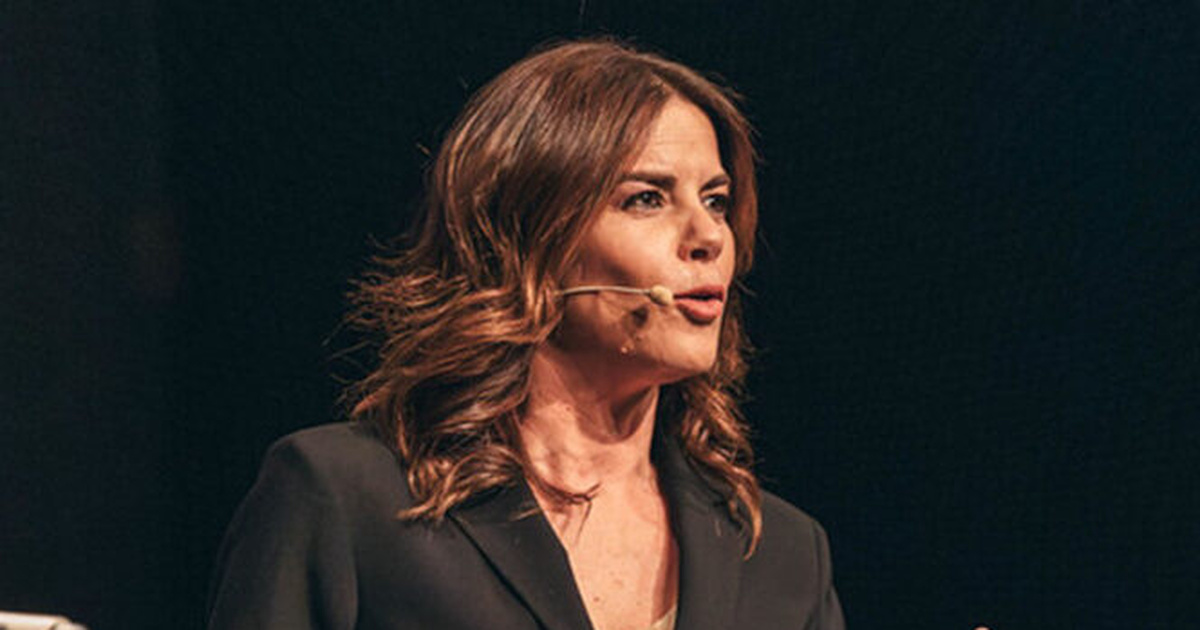 News anchor’s glass desk blunder goes viral - Yohanpost