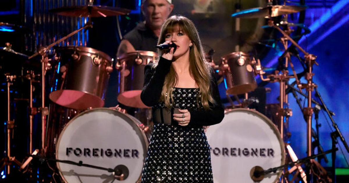 Kelly Clarkson and Garth Brooks’ breathtaking cover of ‘Shallow ...