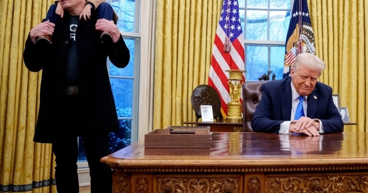 Awkward moment Fox News reporter asks about Trump receiving $10 million ...