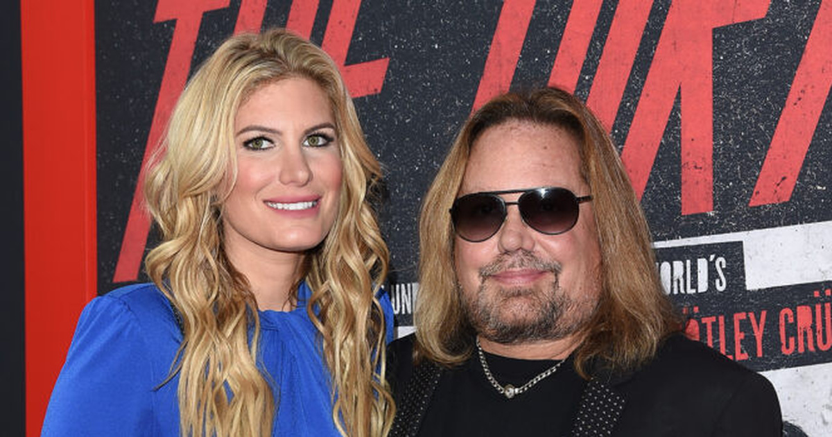 Vince Neil’s girlfriend survives deadly plane crash - Yohanpost