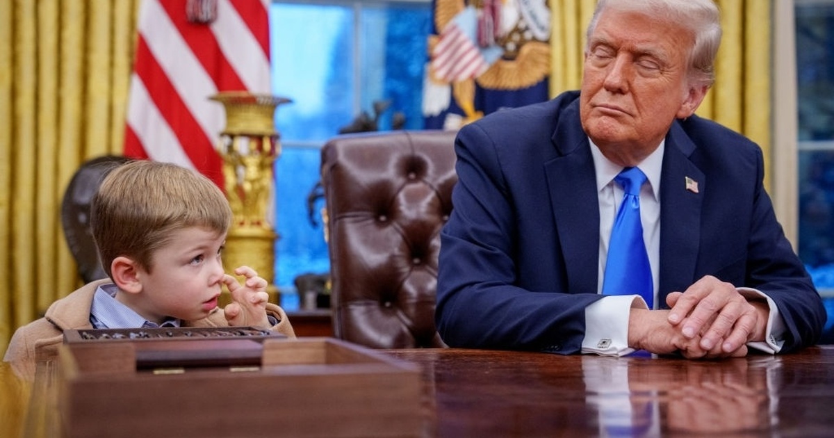 President Trump replaces Resolute Desk in Oval Office… days after Musk ...