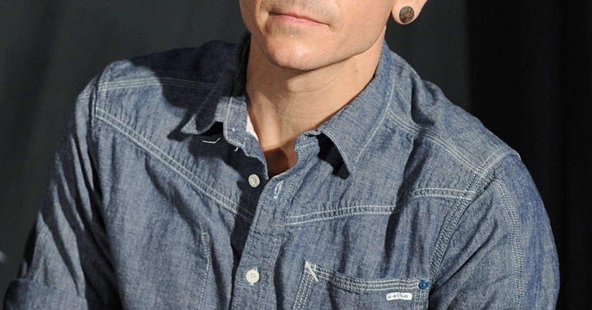 Late Linkin Park singer Chester Bennington’s child comes out as ...