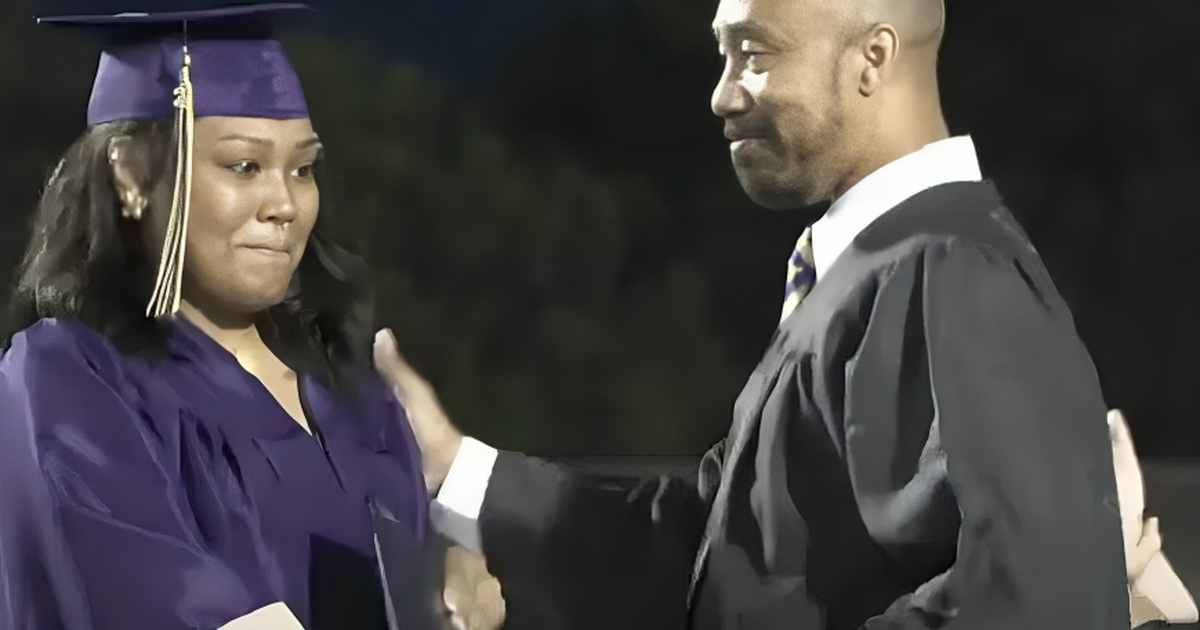 18-year-old tragically dies weeks after collapsing at high school ...